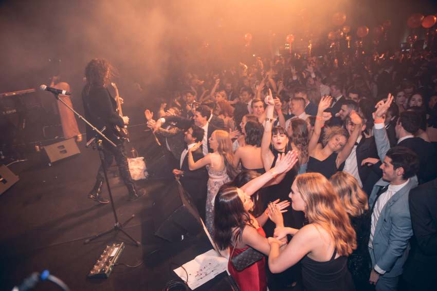 How to Choose Between Live Music and a DJ